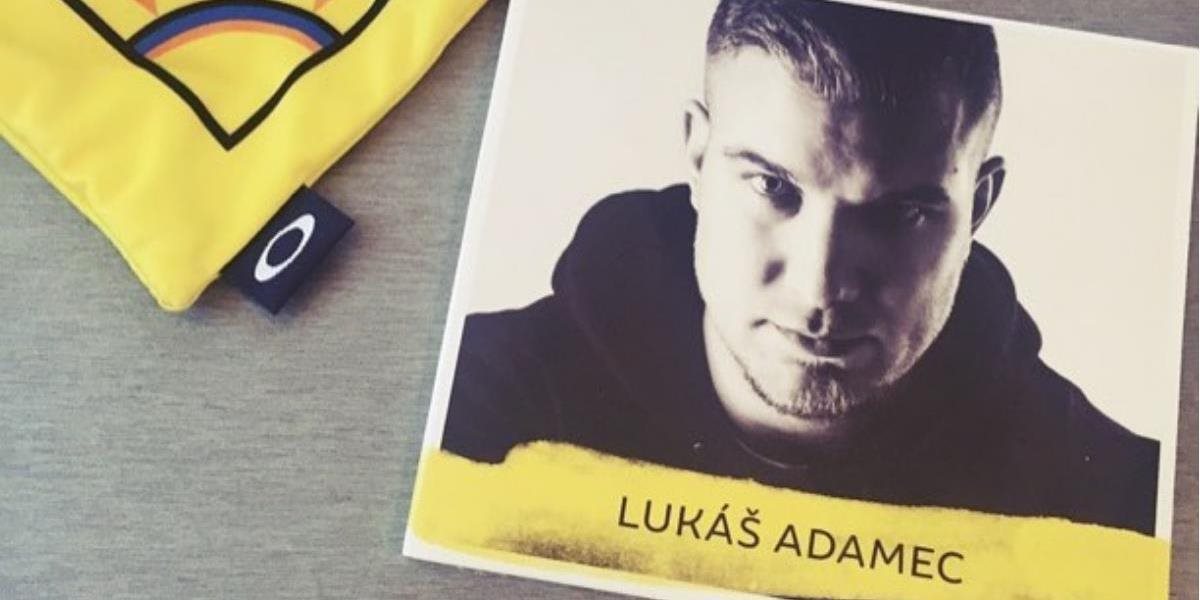 Spevák Lukáš Adamec Vydáva Sólový Album Klip Nahrával V Rómskych