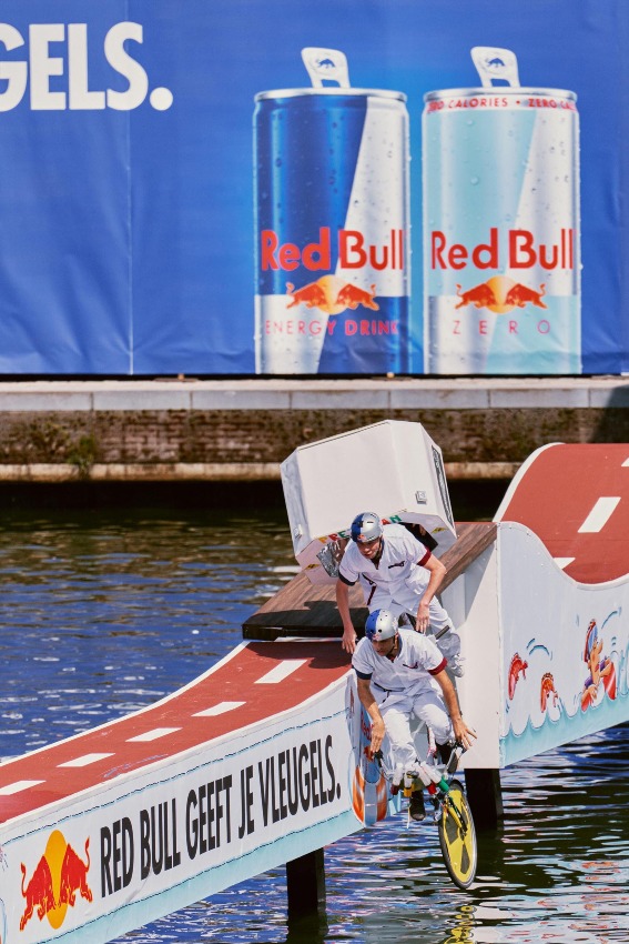 Tímy dokončujú šialené stroje a Red Bull Tandem Splash už o pár dní