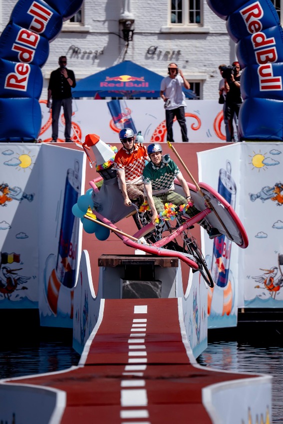 Tímy dokončujú šialené stroje a Red Bull Tandem Splash už o pár dní