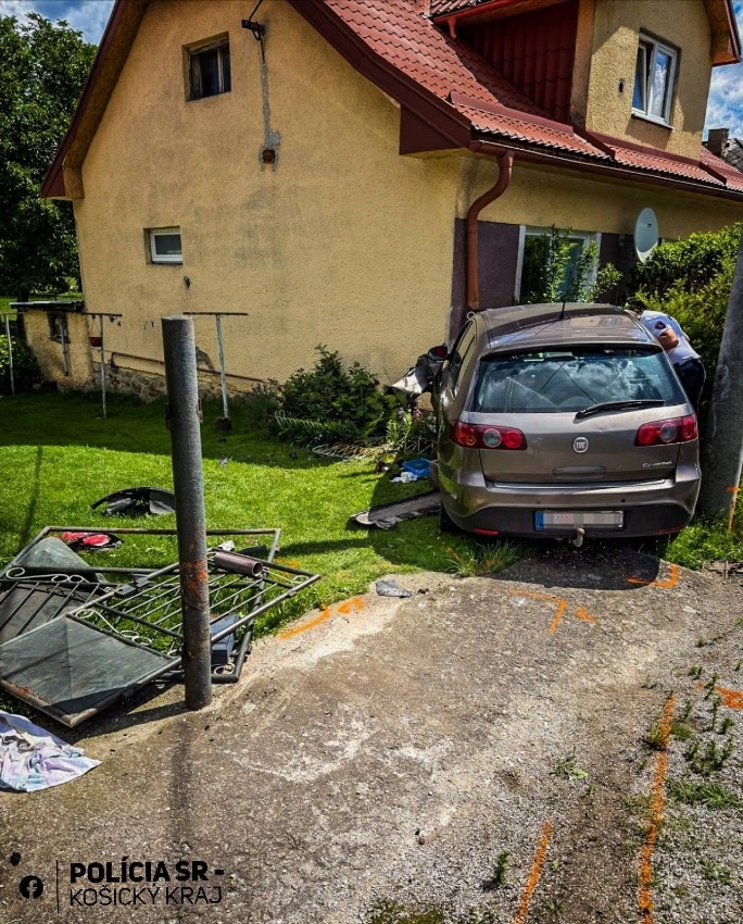 OPITÝ vodič sa autom vrútil do záhrady rodinného domu: Vážne zranil