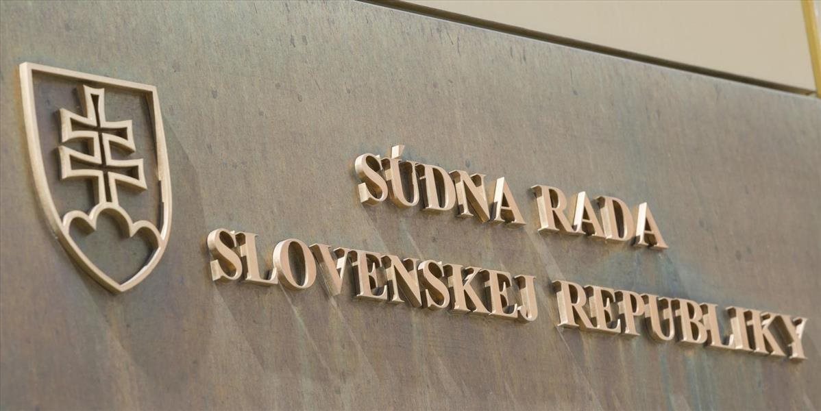 Matku, ktorá nadávala a bila svoje deti, posiela sudca za mreže