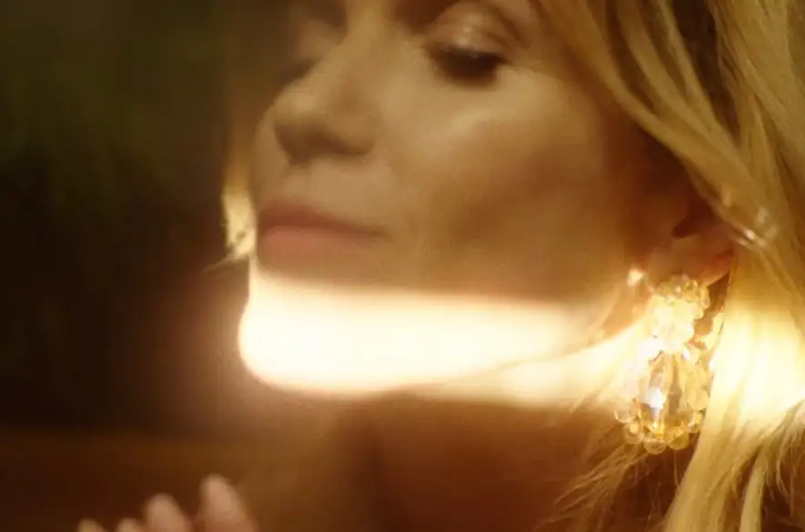 Alexandra Okálová a.k.a. SASH si plní sen s autorským debutom IBA TY!