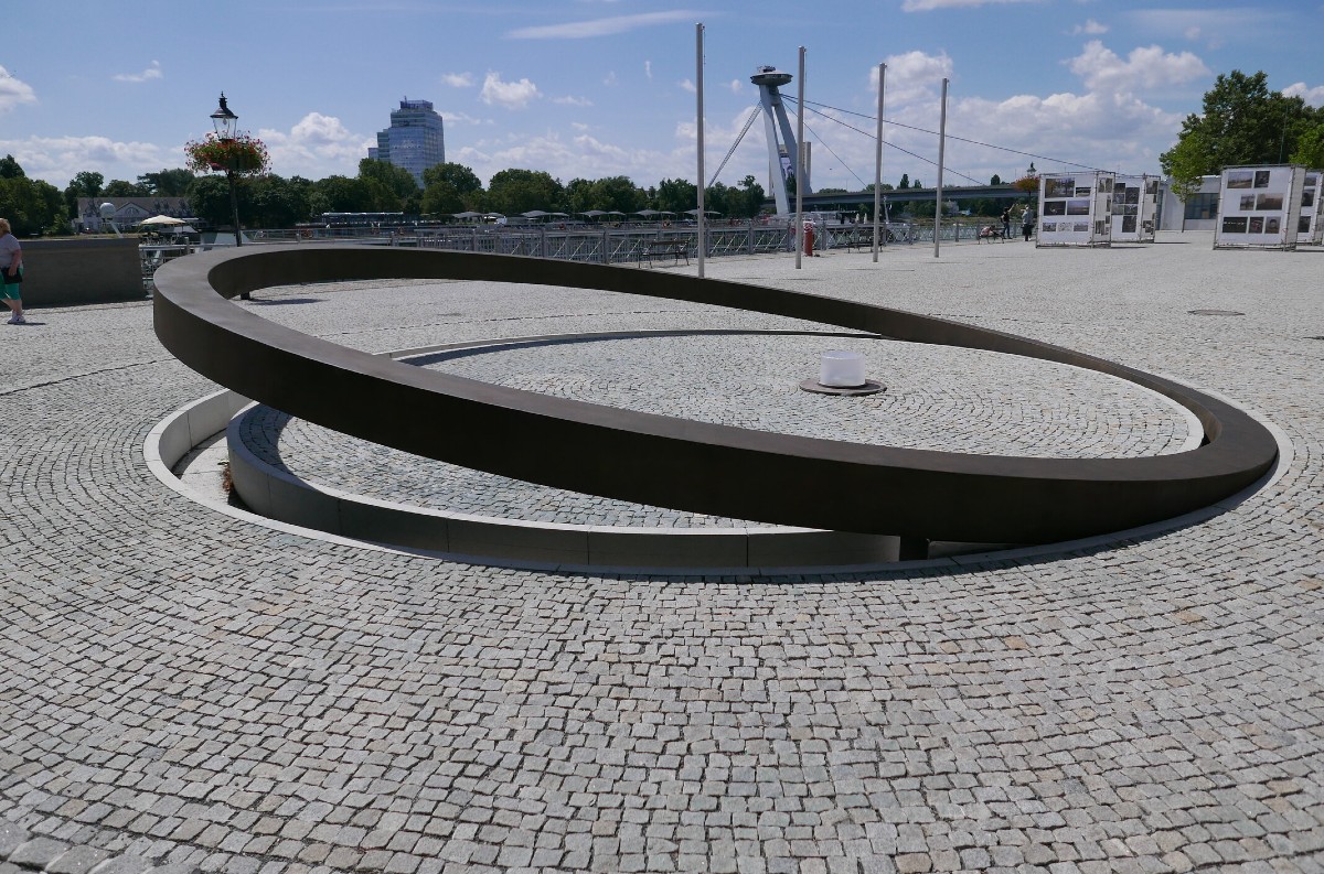 Hrob neznámeho vojaka v Bratislave: Symbol obete, hrdinstva