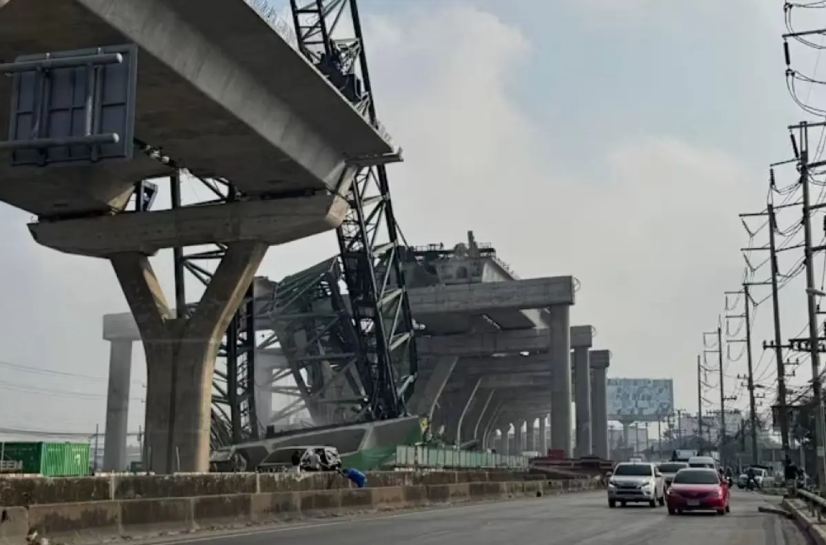 Hrôza na stavbe pri Bangkoku: Žeriav sa zrútil v priebehu sekúnd,