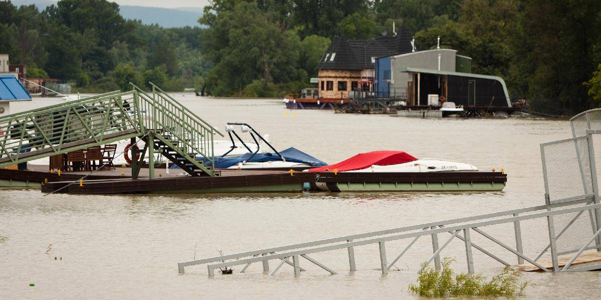 Hladiny riek stále stúpajú: Dunaj v Bratislave dosiahol už takmer 10